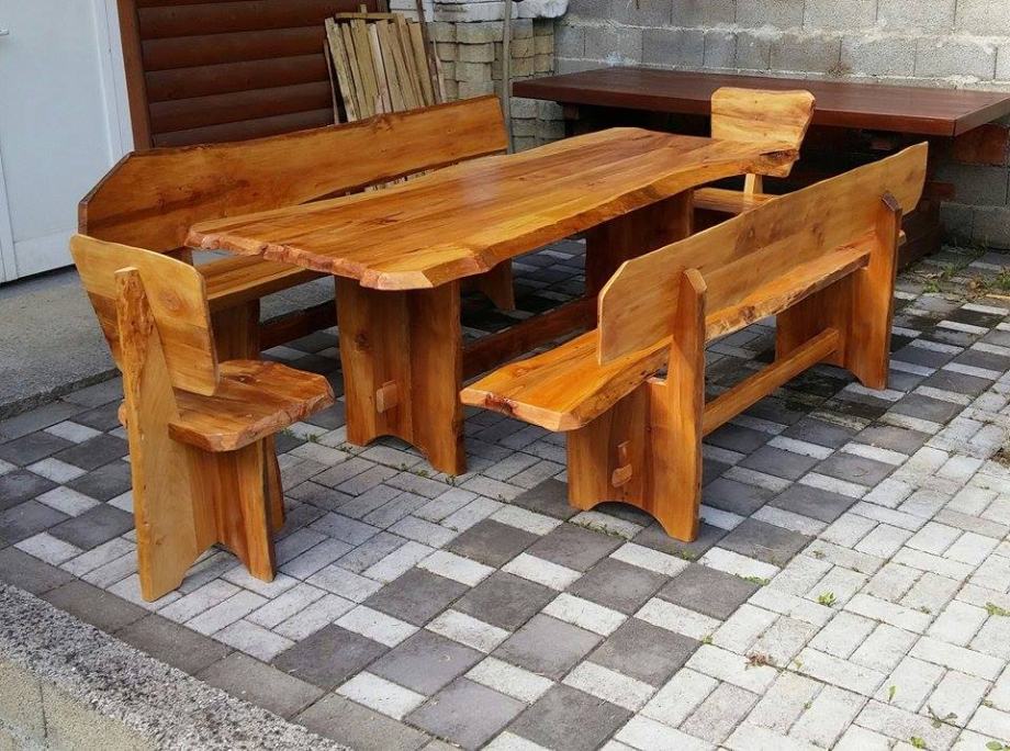 Drveni stolovi i klupe