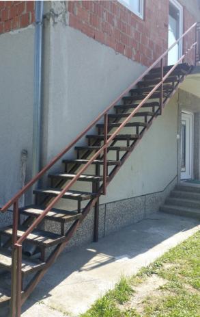 Metalne stepenice sa gazištima i rukohvatom