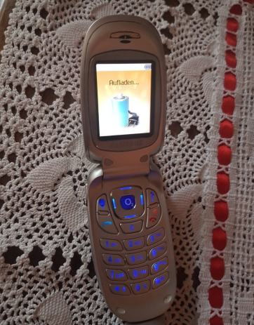 SAMSUNG PREKLOPNI TELEFON SA PUNJAČEM