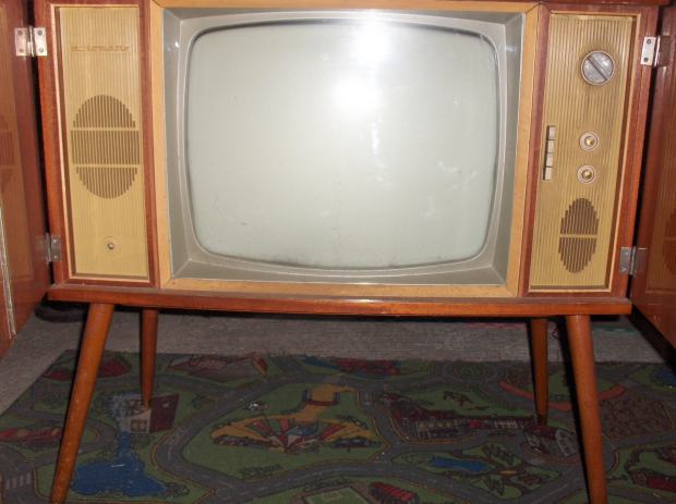 Stari televizor EI-NIŠ TIP:RR-874