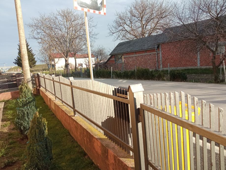 metalna dvorišna ograda