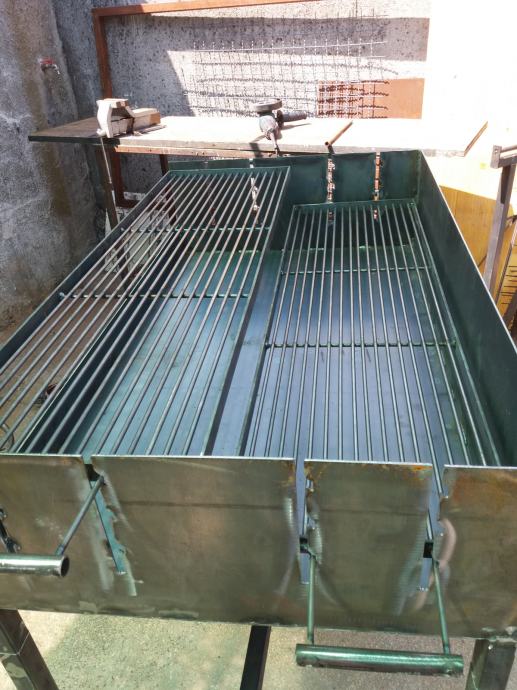 metalni roštilji s opremom i gradele