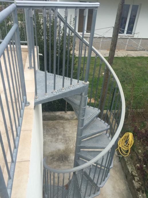 Vanjske spiralne poncinčane stepenice i ograda