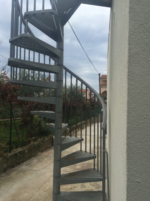 Vanjske spiralne poncinčane stepenice i ograda