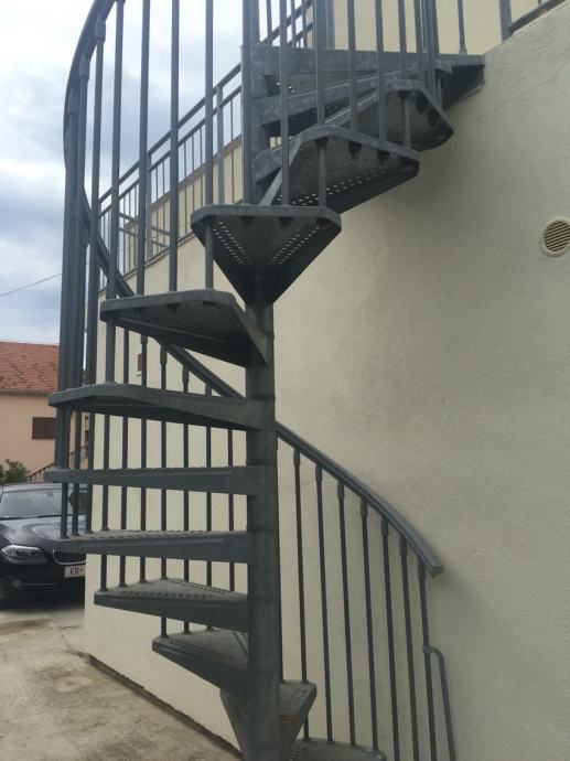 Vanjske spiralne poncinčane stepenice i ograda