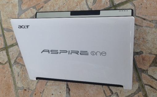 Atraktivan netbook mini laptop Acer Aspire ONE d255 bijeli 10,1 inch