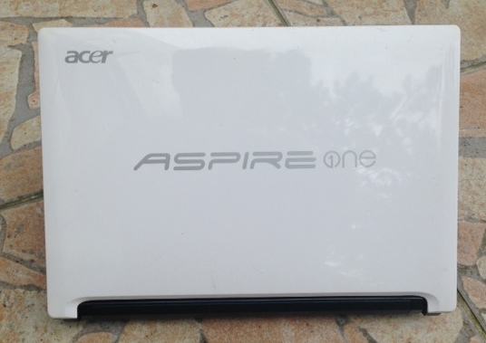 Atraktivan netbook mini laptop Acer Aspire ONE d255 bijeli 10,1 inch