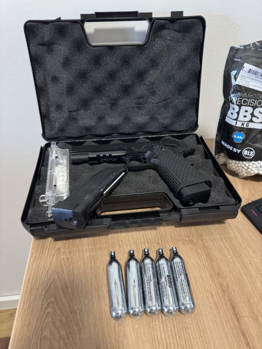 Novritsch airsoft SSP1 GBB (blowback) pištolj (CO2) + 4 ampule + 2 mag