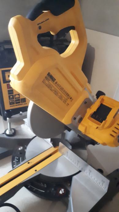 Dewalt dcs777 potezni cirkular i radio bluetoot punjac