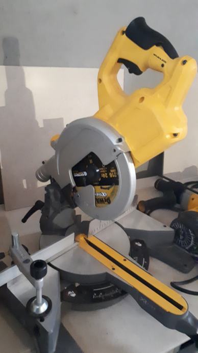 Dewalt dcs777 potezni cirkular i radio bluetoot punjac