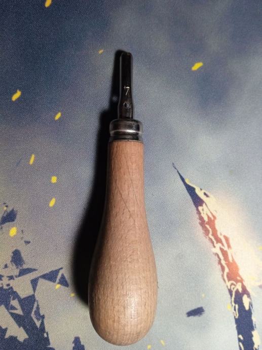 Figurirani rezač s drvenom ručkom