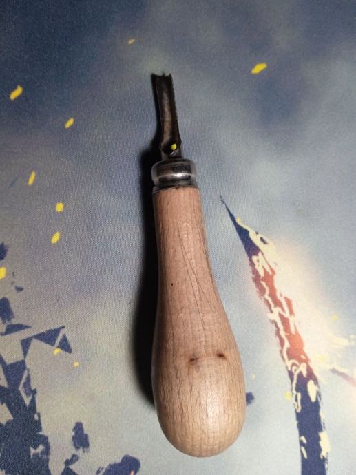 Figurirani rezač s drvenom ručkom