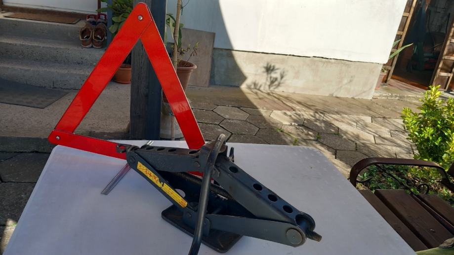 Ručna auto dizalica + auto trokut gratis