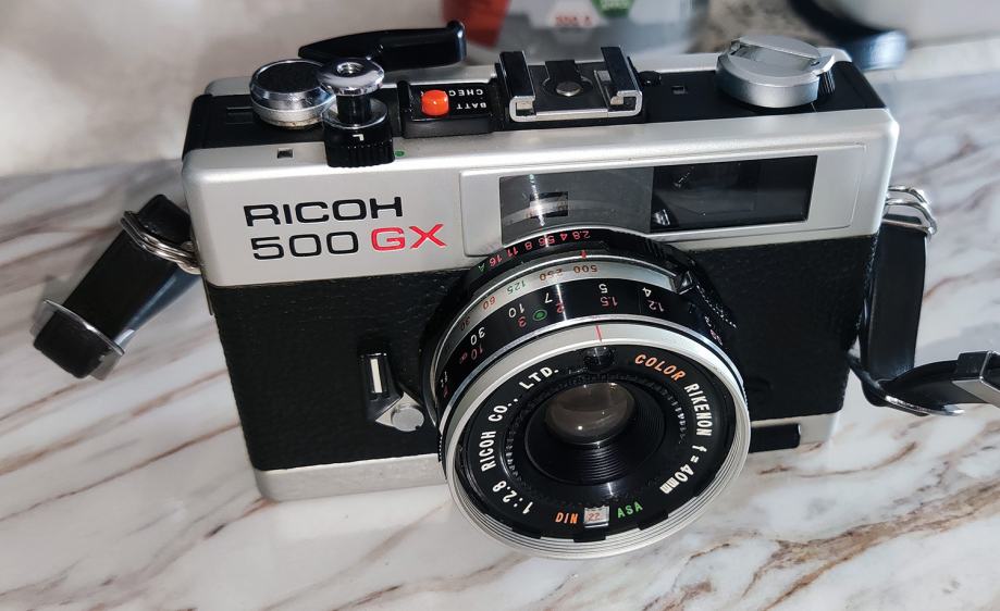Analogni fotoaparat RICOH 500 GX 500GX s ugrađenom 40mm 2.8 lećom