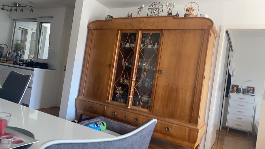 Antikni ormar i vitrina