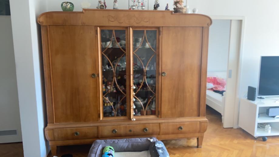 Antikni ormar i vitrina