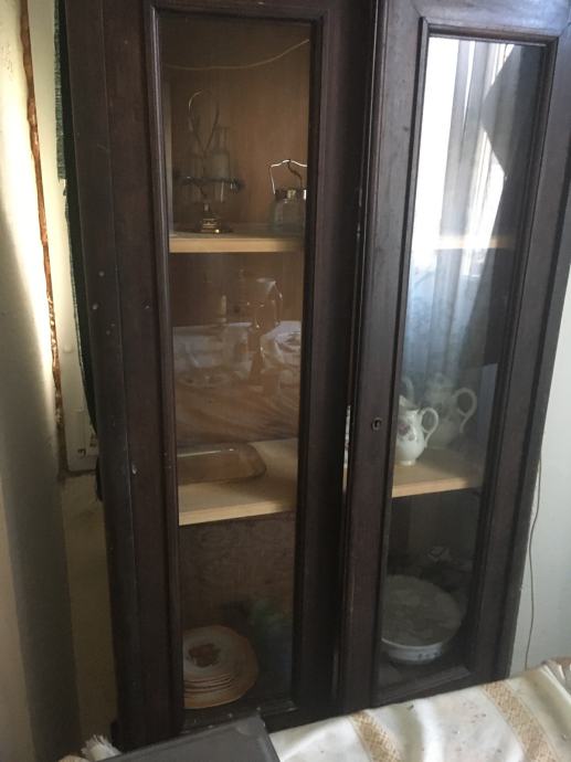 Komode, vitrina, ormari, okviri za slike, ogledala, vješalice, kreveti