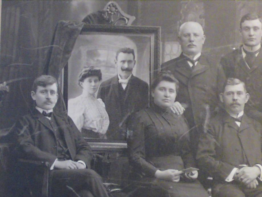 POČETAK FOTOGRAFIJE - 1880.g. -OBITELJSKA FOTOGRAFIJA - 51,4 x 32,0 Cm