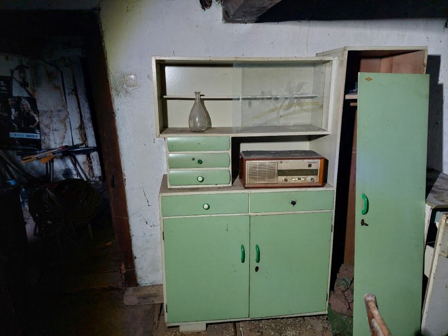 Poklanjam starinski kuhinjski kredenac/ormar