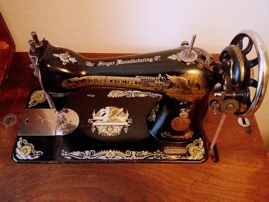 Šivaća mašina SINGER s postoljem i zaštitnom kutijom - singerica