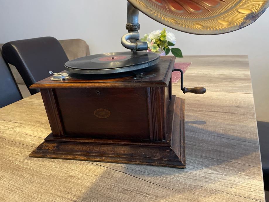 Stari dekorativni gramofon sa trubom