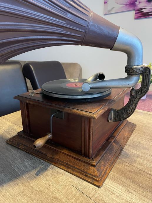Stari dekorativni gramofon sa trubom