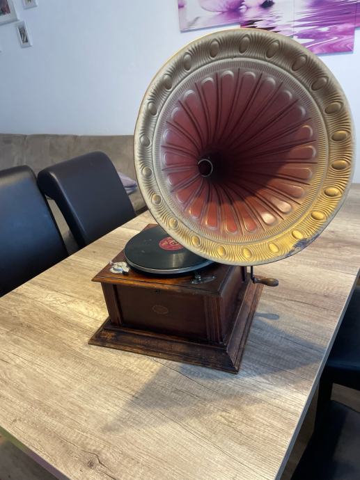 Stari dekorativni gramofon sa trubom