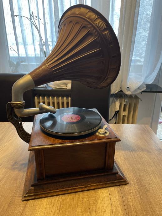 Stari dekorativni gramofon sa trubom