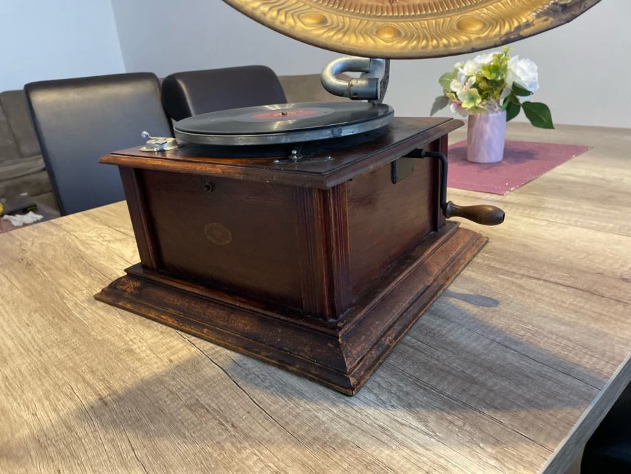 Stari dekorativni gramofon sa trubom