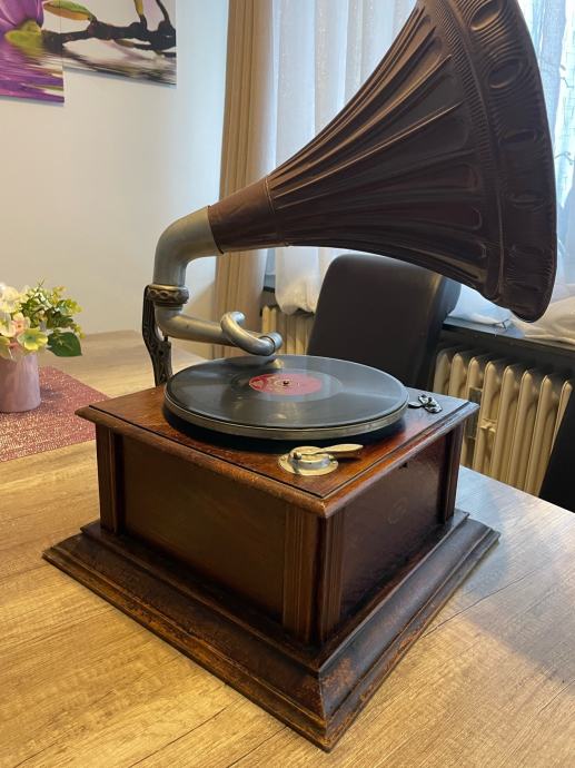 Stari dekorativni gramofon sa trubom