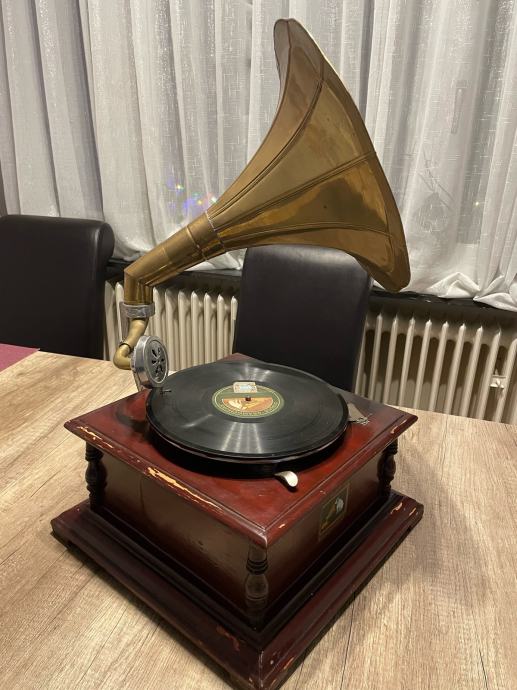 Stari dekorativni gramofon sa trubom