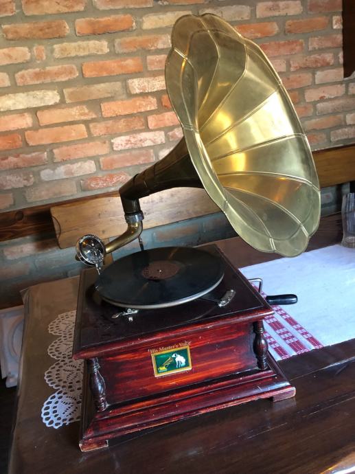 Dekorativni gramofon sa trubom