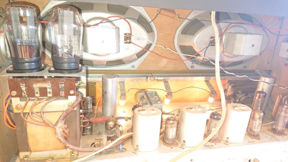 Stari radio RIZ-594 UKW, potpuno ispravan lampaš