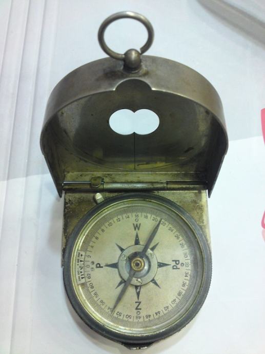 STARI VOJNIČKI KOMPAS - OLD MILITARY COMPASS.