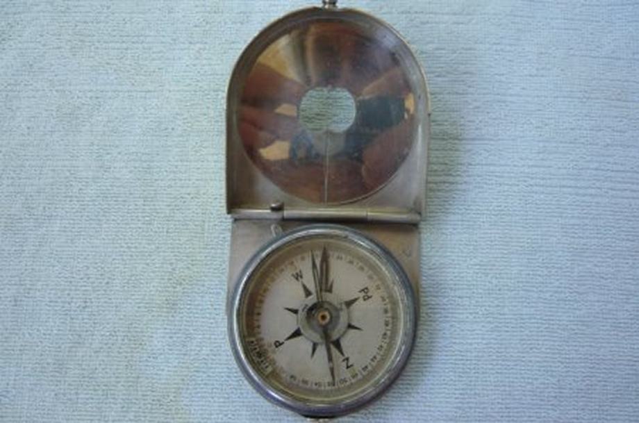 STARI VOJNIČKI KOMPAS - OLD MILITARY COMPASS.