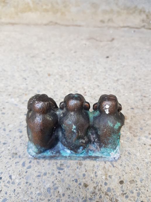 Tri mudra majmuna bakar