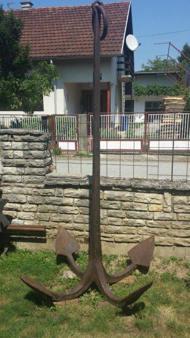 Veliko staro sidro za ukras