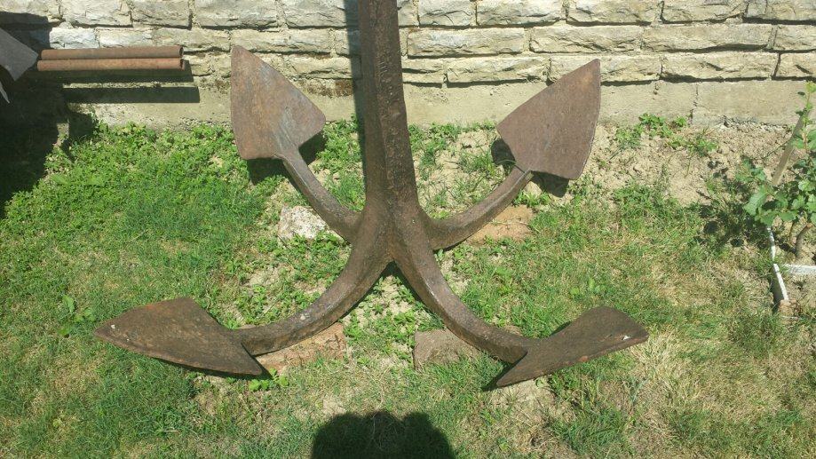 Veliko staro sidro za ukras