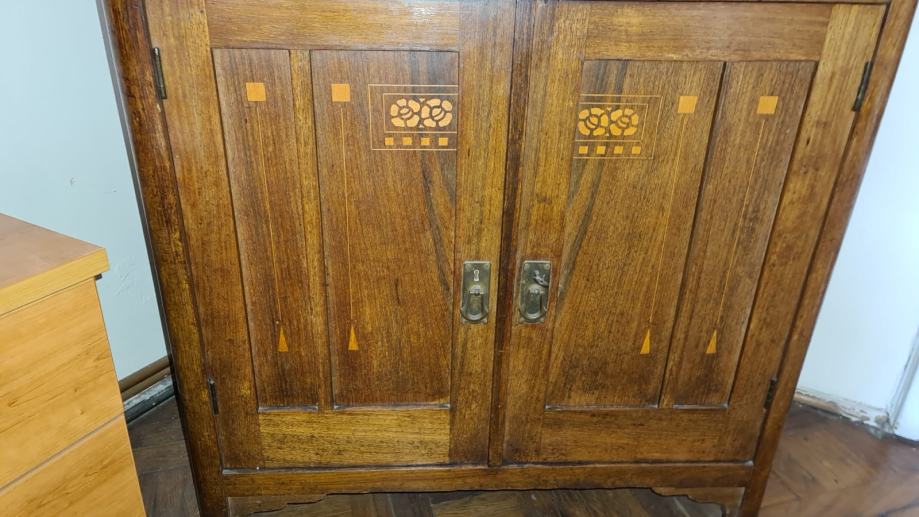 Vitrina secesija,iz 1920 god,sa intarzijom