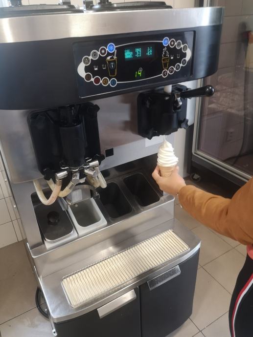 stroj za sladoled i protresite Taylor C606.