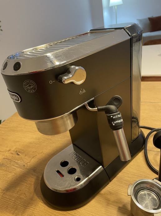 DeLonghi EC 685.BK Dedica