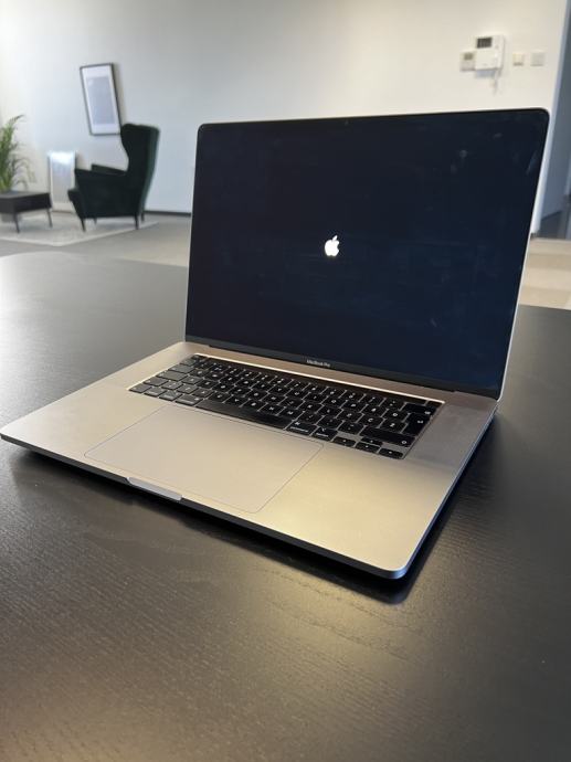 Apple MacBook Pro 16, i9, 32 GB RAM, AMD Radeon Pro 5500M 4GB