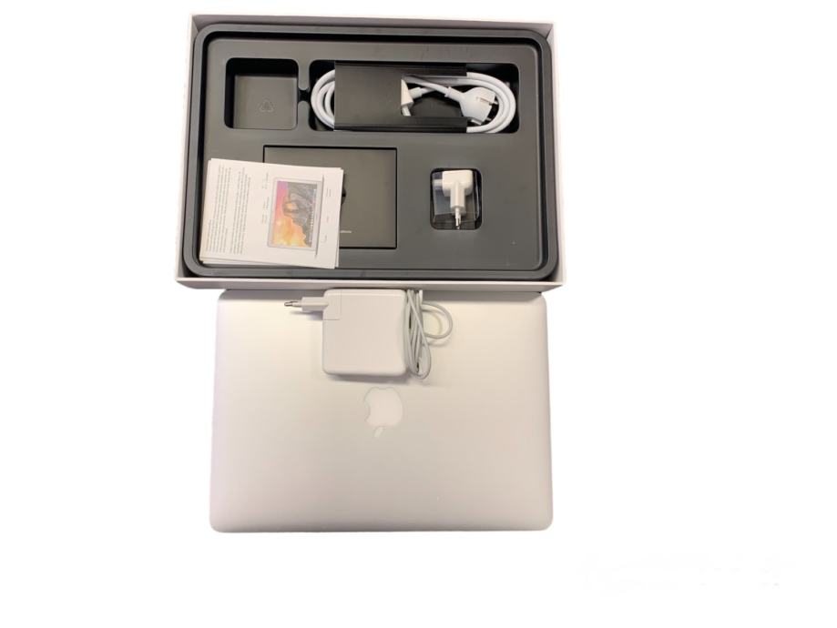 MACBOOK AIR A1466 (13-inch, Early 2015) 4GB/256GB + PUNJAČ / R1, RATE!