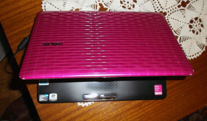 ASUS EEE PC 1008P Laptop notebook netbook 3G Karim Rashid HOT PINK