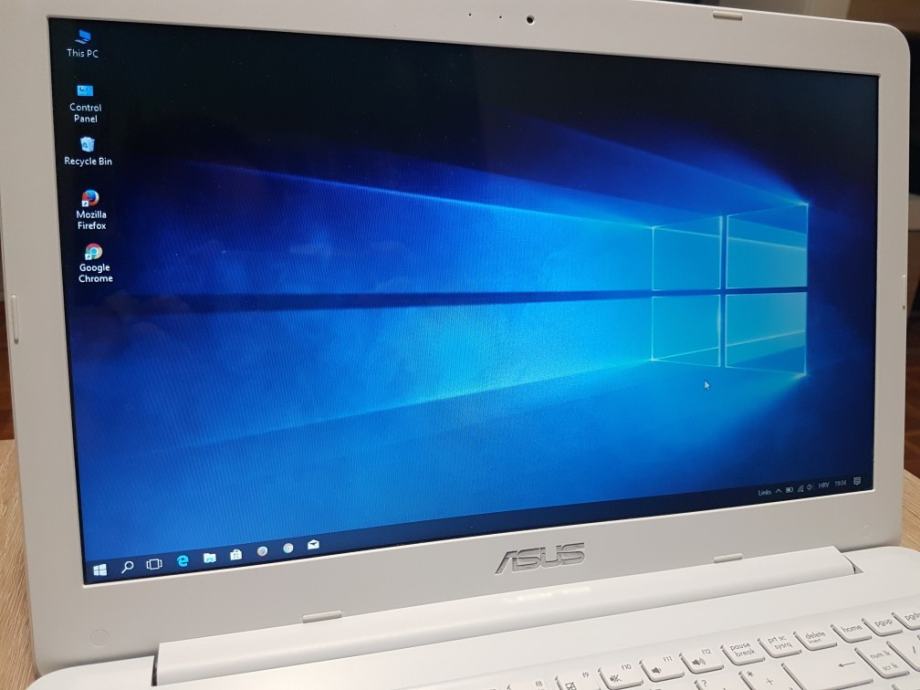 Asus laptop L502S bijeli