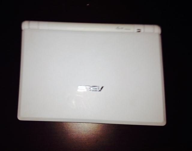 ASUS mali bijeli laptop sa ekranom 10 za 400KN