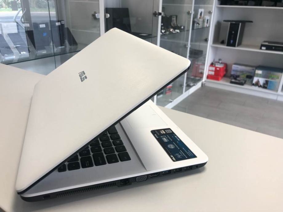 Asus X751M, Intel Pentium, GeForce 920M, 17,3” HD, 1TB HDD, R1 račun