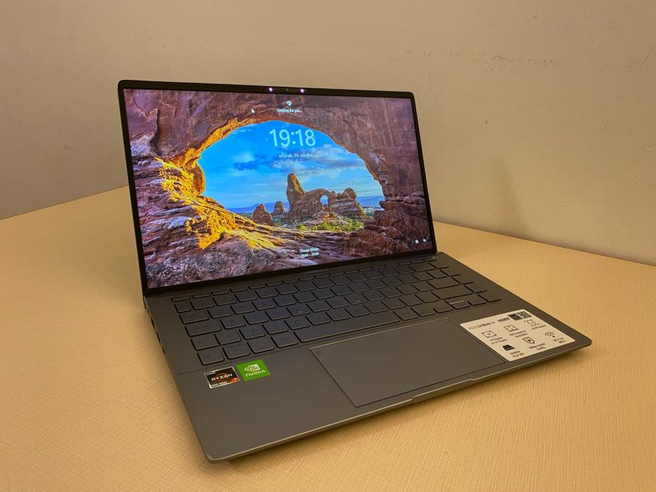Asus ZenBook 14 - AMD Ryzen 7 4700U, 16GB RAM, 512 GB SSD