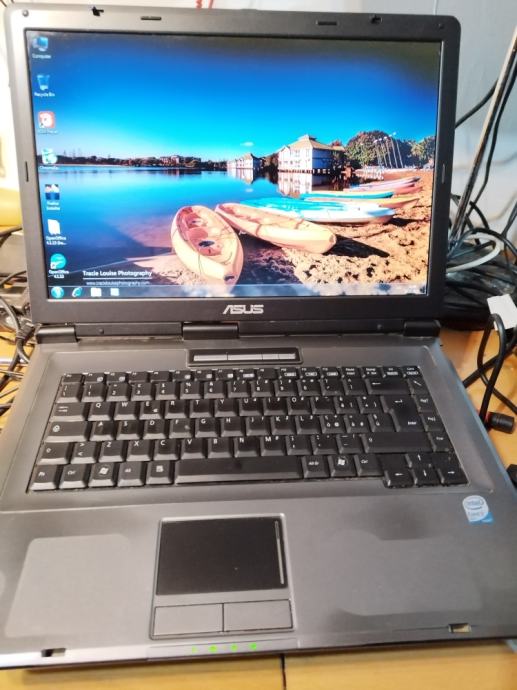 Prodajem Laptop Asus Win7 novi instal. ,lijepo radi 80€ Hitno