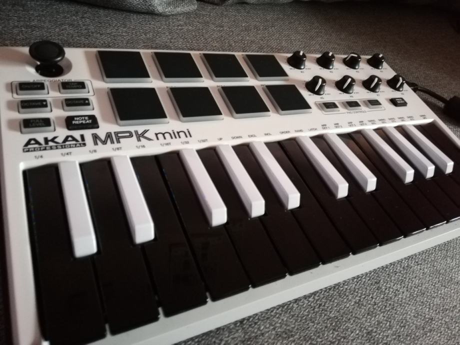 Akai MPK Mini White Limited Edition Hitno!!